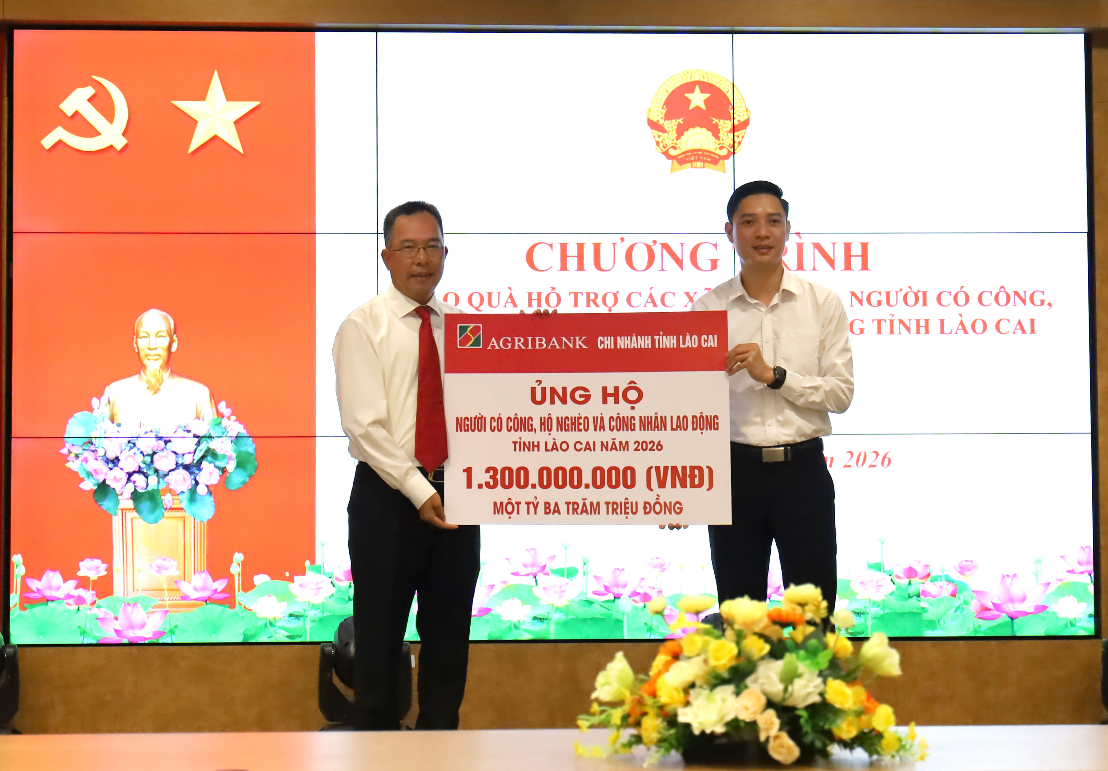 Chương trình trao tặng quà hỗ trợ các xã, phường; người có công, hộ ...