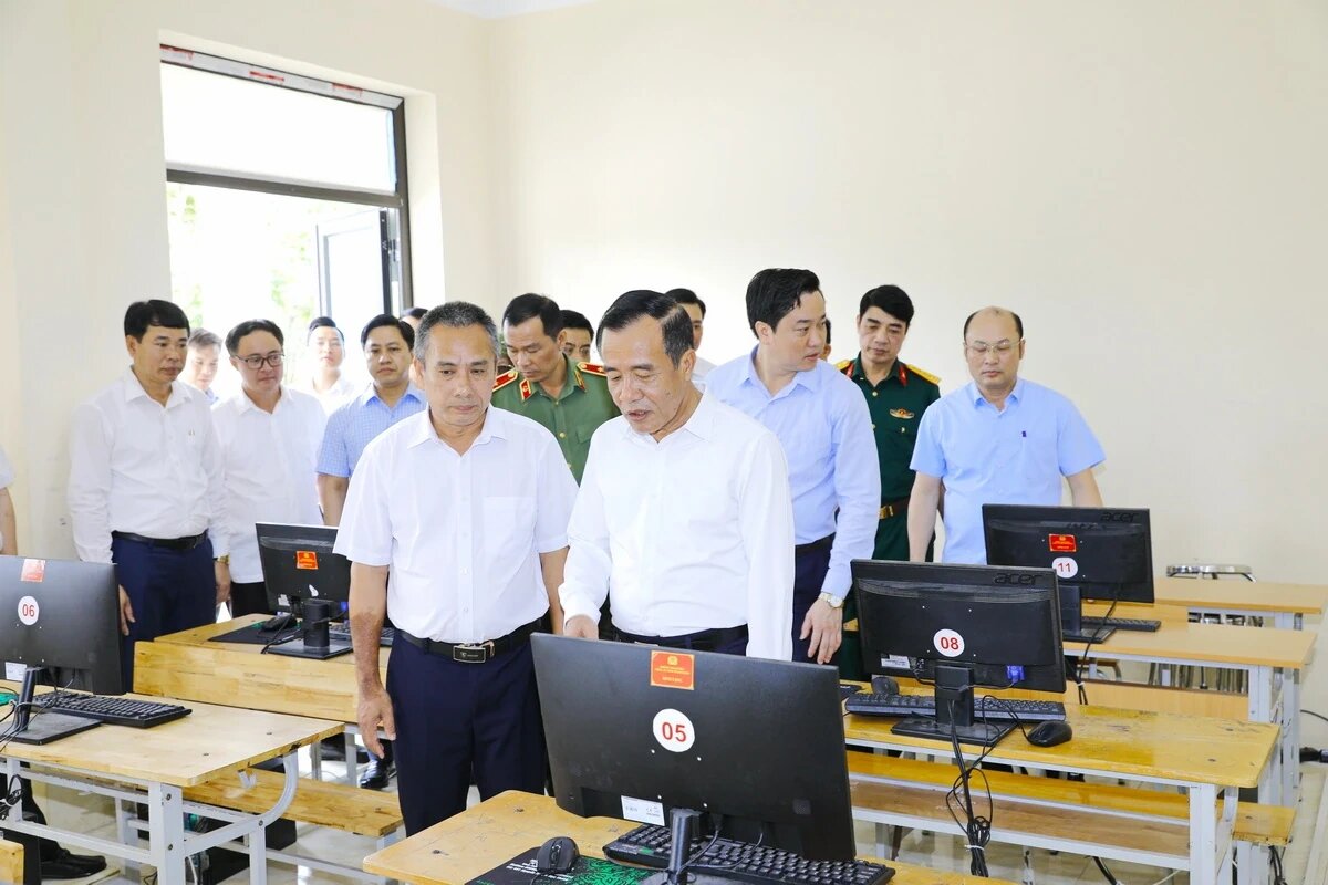 Bí thư Tỉnh ủy Lê Đức Thái kiểm tra tình hình đời sống và việc thực ...