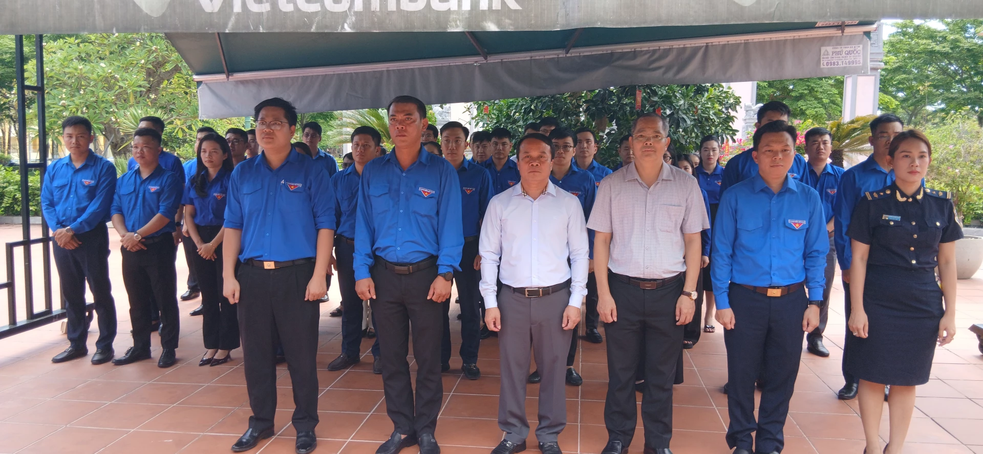 Tuổi trẻ Đoàn UBND tỉnh dâng hương tại Đền thờ Bác Hồ và các Anh hùng ...