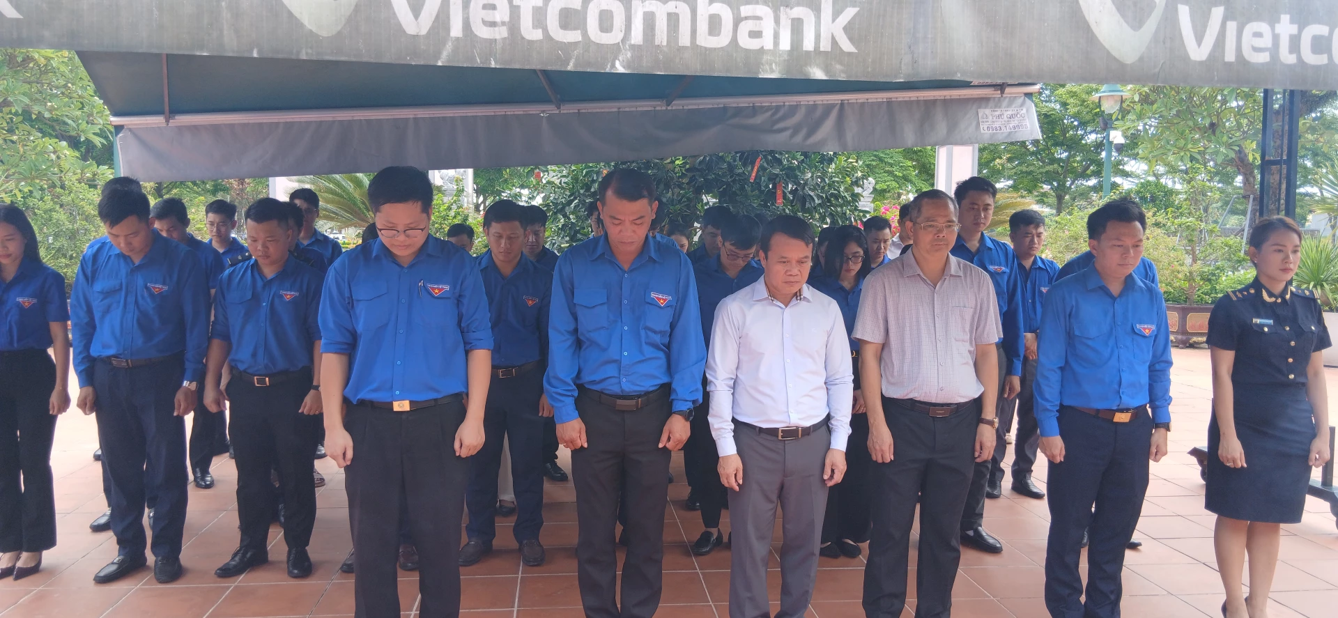 Tuổi trẻ Đoàn UBND tỉnh dâng hương tại Đền thờ Bác Hồ và các Anh hùng ...