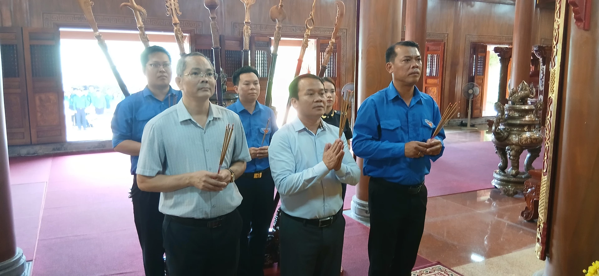 Tuổi trẻ Đoàn UBND tỉnh dâng hương tại Đền thờ Bác Hồ và các Anh hùng ...