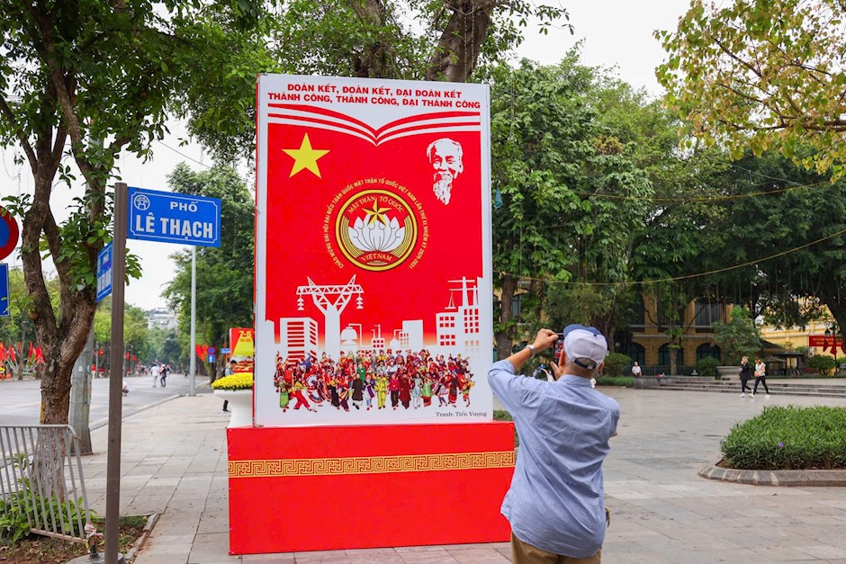 Cờ hoa, pano phủ kín nhiều tuyến phố Hà Nội trước thềm Đại hội MTTQ ...
