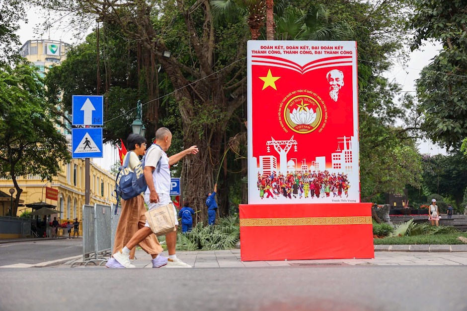 Cờ hoa, pano phủ kín nhiều tuyến phố Hà Nội trước thềm Đại hội MTTQ ...