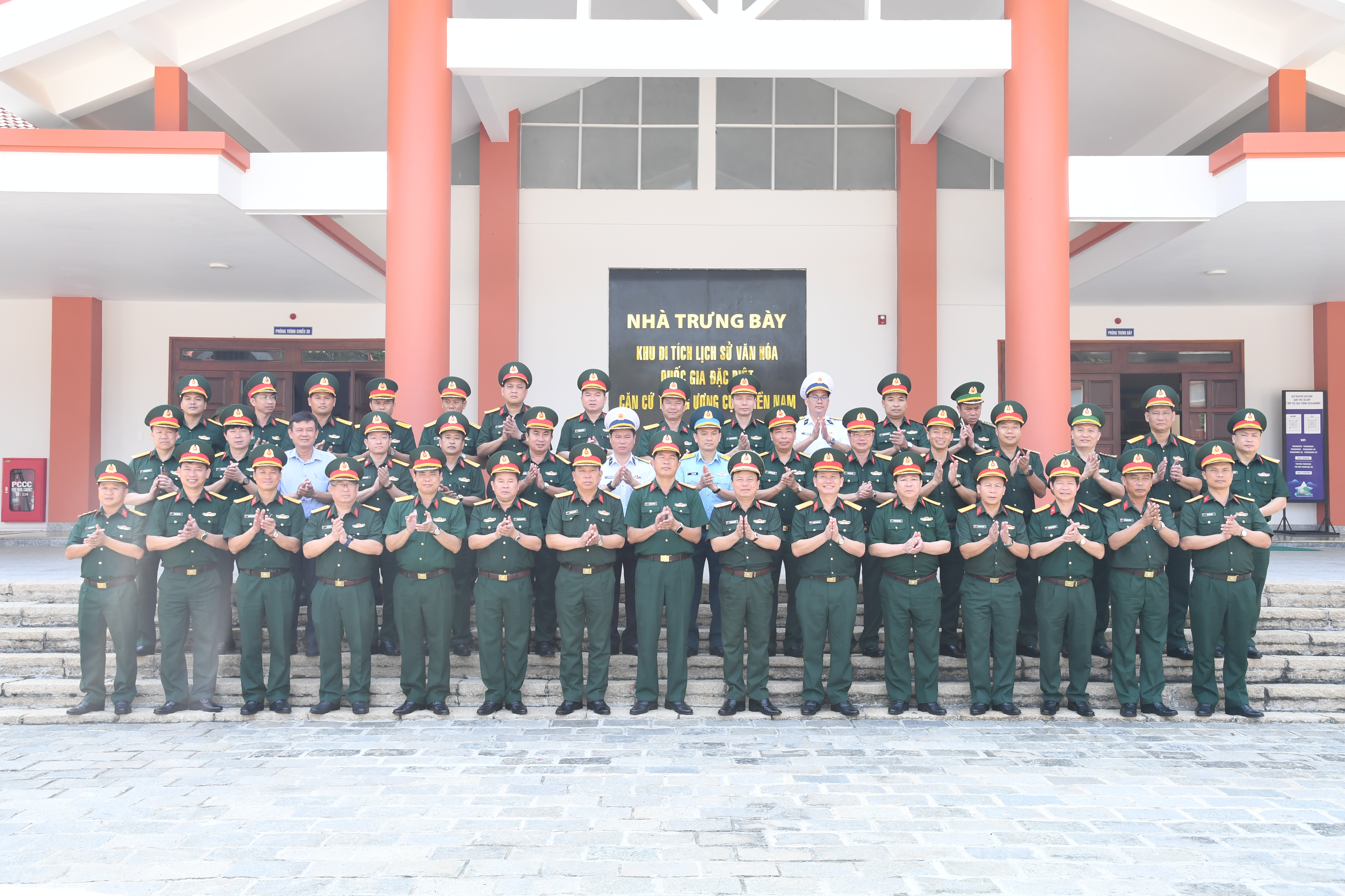 Đoàn cán bộ Học viện Quốc phòng dâng hoa, dâng hương tại Nghĩa trang ...
