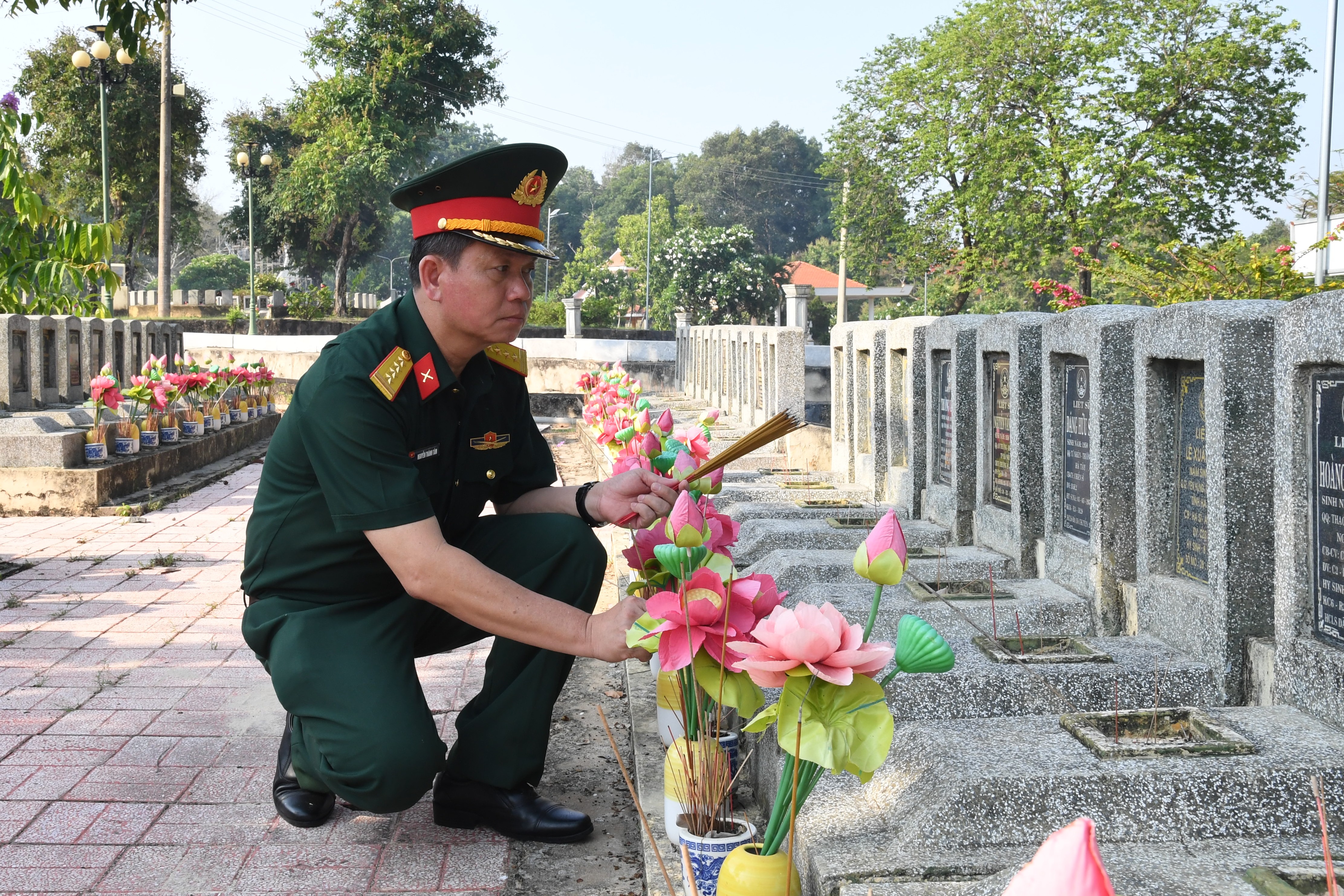 Đoàn cán bộ Học viện Quốc phòng dâng hoa, dâng hương tại Nghĩa trang ...